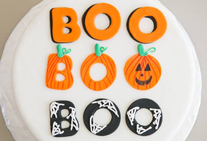 The Wilton Method: How to Make Fondant Letters by Wilton Instructors ...